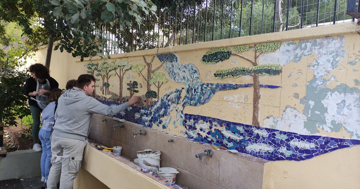 "Το υγρό στοιχείο": Μαθητές φιλοτέχνησαν ψηφιδωτό στην αυλή του 3ου ΓΕΛ ...