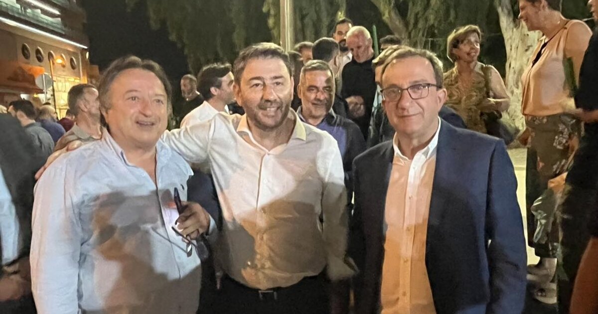 Και ο Βαγγέλης Ζάχαρης στο μπαλκόνι της συγκέντρωσης του ΠΑΣΟΚ ...