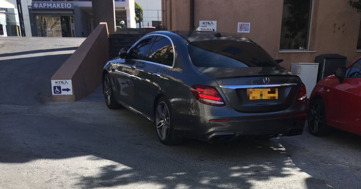 Πάρκαρε στη ράμπα ανενόχλητος! | Cretalive ειδήσεις